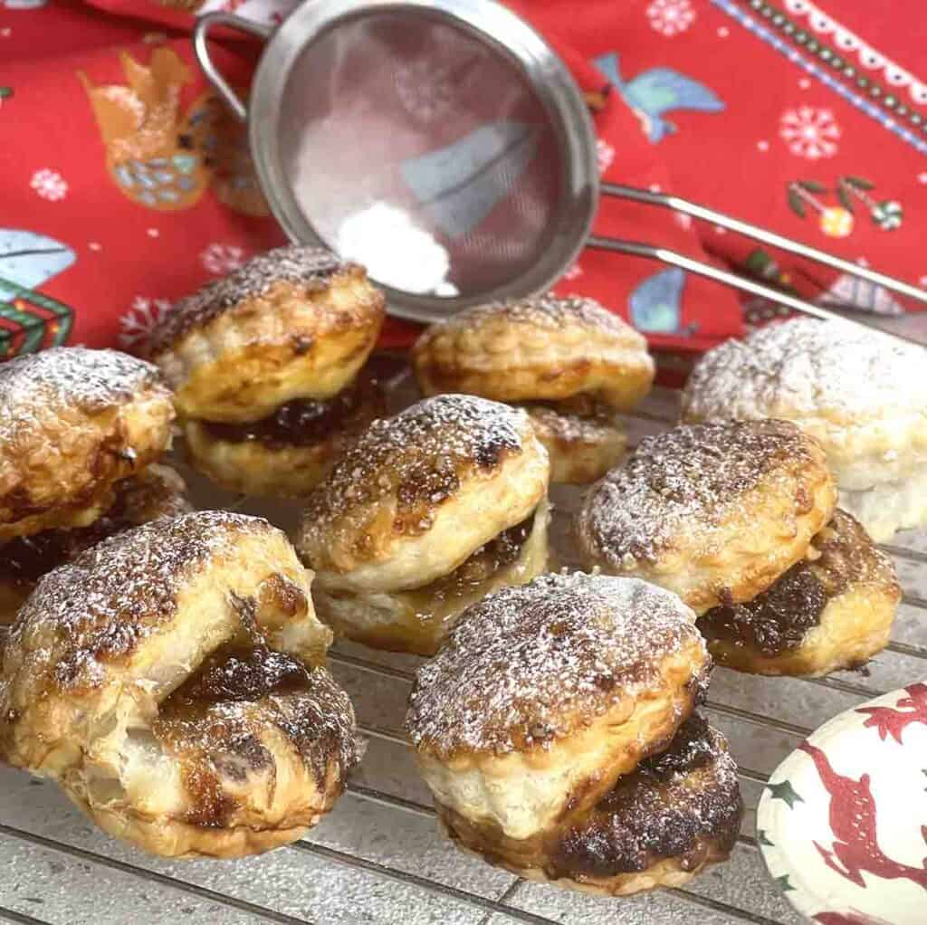 Puff Pastry Mince Pies - Great British Recipes